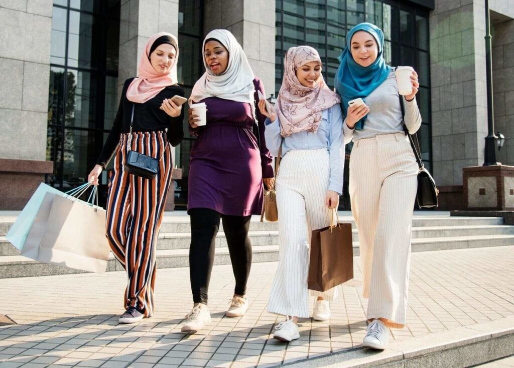 Hijab Streetwear 2025: Gaya Baru Muslimah Muda Indonesia yang Stylish ...