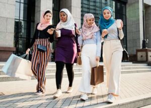 Hijab Streetwear 2025: Gaya Baru Muslimah Muda Indonesia yang Stylish ...